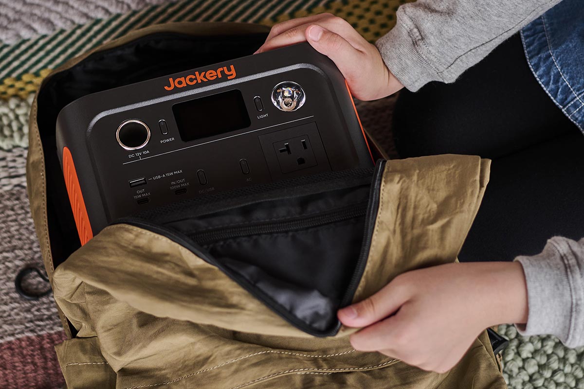 Jackery、長寿命のリン酸鉄に刷新した小型ポータブル電源 - 家電 Watch